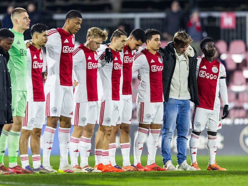 Ajax neemt maatregelen na vuurwerkactie: tribune van F-Side blijft leeg ...