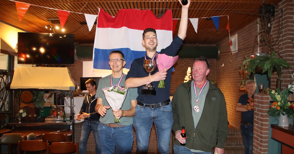 Mark de Haas (32) is Nederlands kampioen van het aparte kroegenkaartspel Bonaken | Kaag en ...