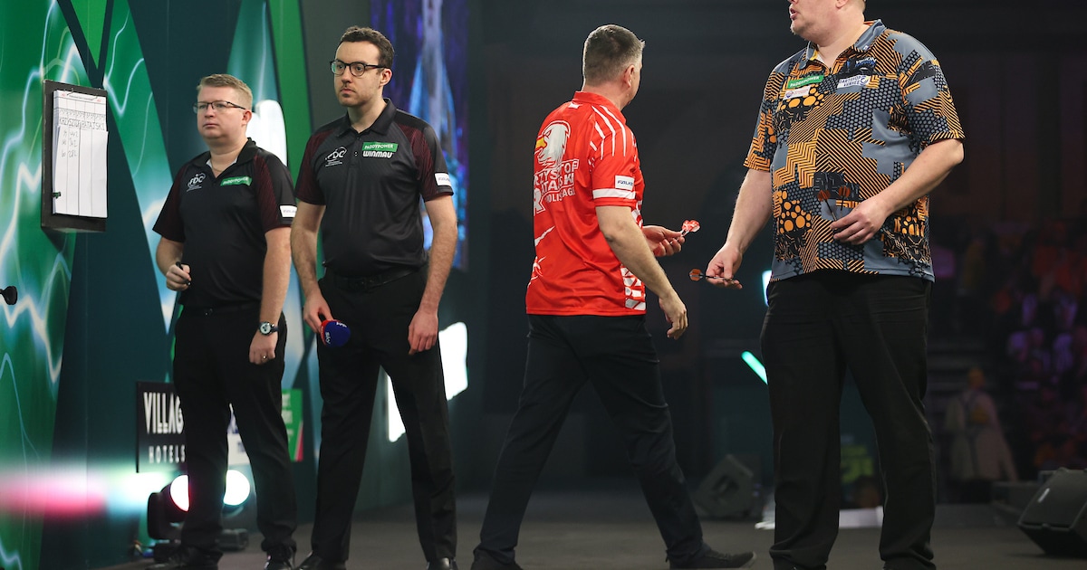 LIVE WK darts | Wesley Plaisier mist matchdarts en moet beslissende set ...