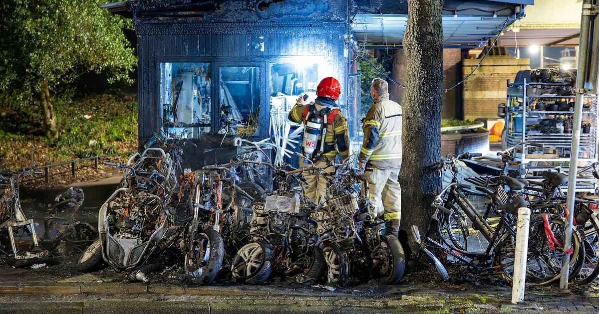 Zeker zeven scooters verwoest bij brand in Amsterdam-Oost | 112 nieuws ...