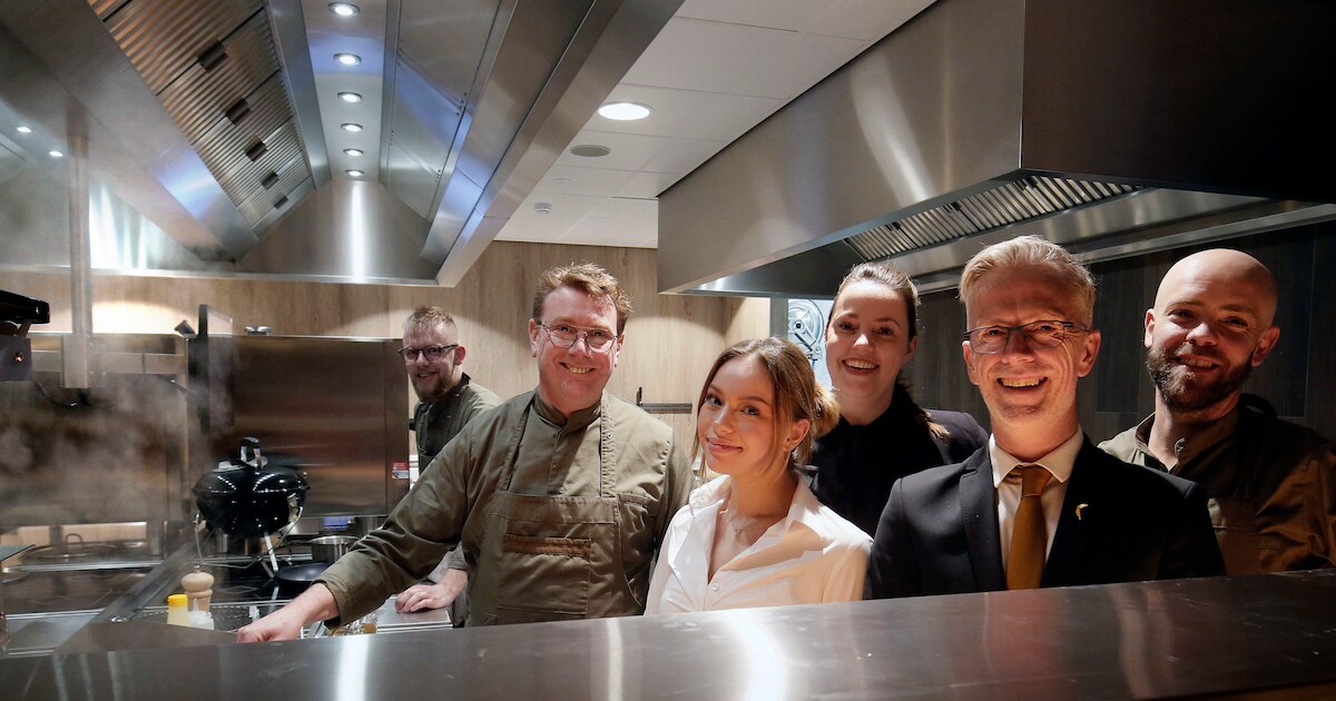 Mini-barbecue, wandelend kaasplateau en vuurwerk: bij brasserie bar ...