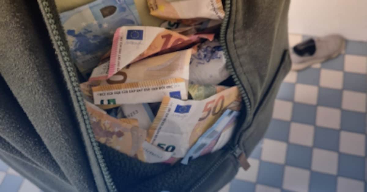 Agenten halen stapels geld uit kleding van man: 41.000 euro gevonden ...