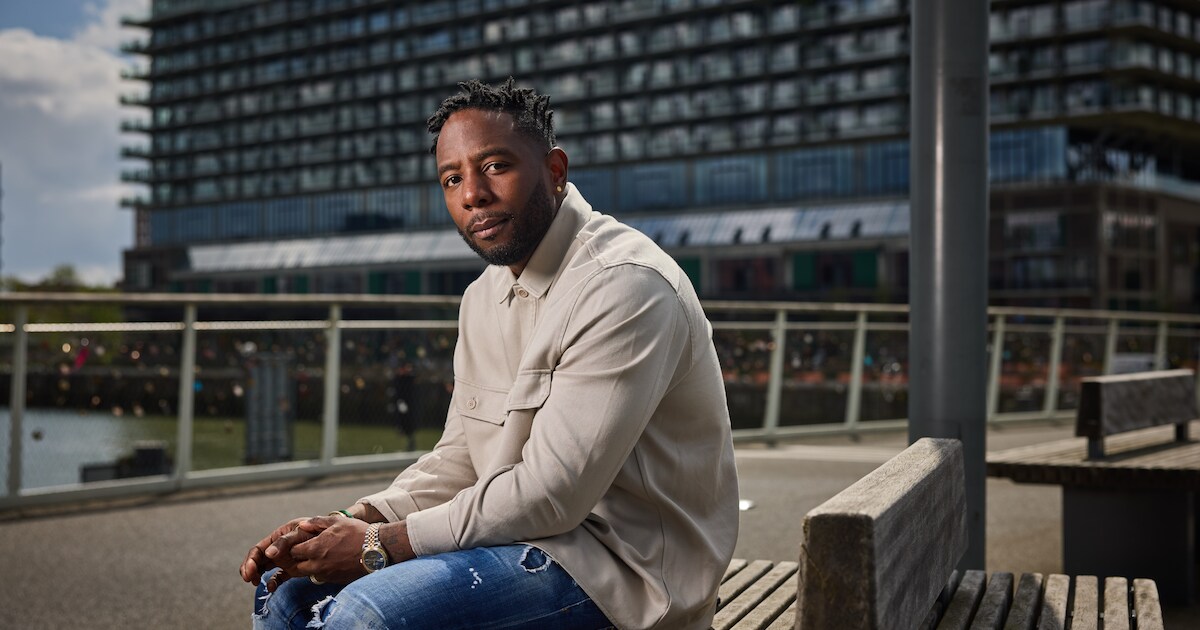 Rapper Winne had vroeger vaker willen voetballen, nu maakt hij ...