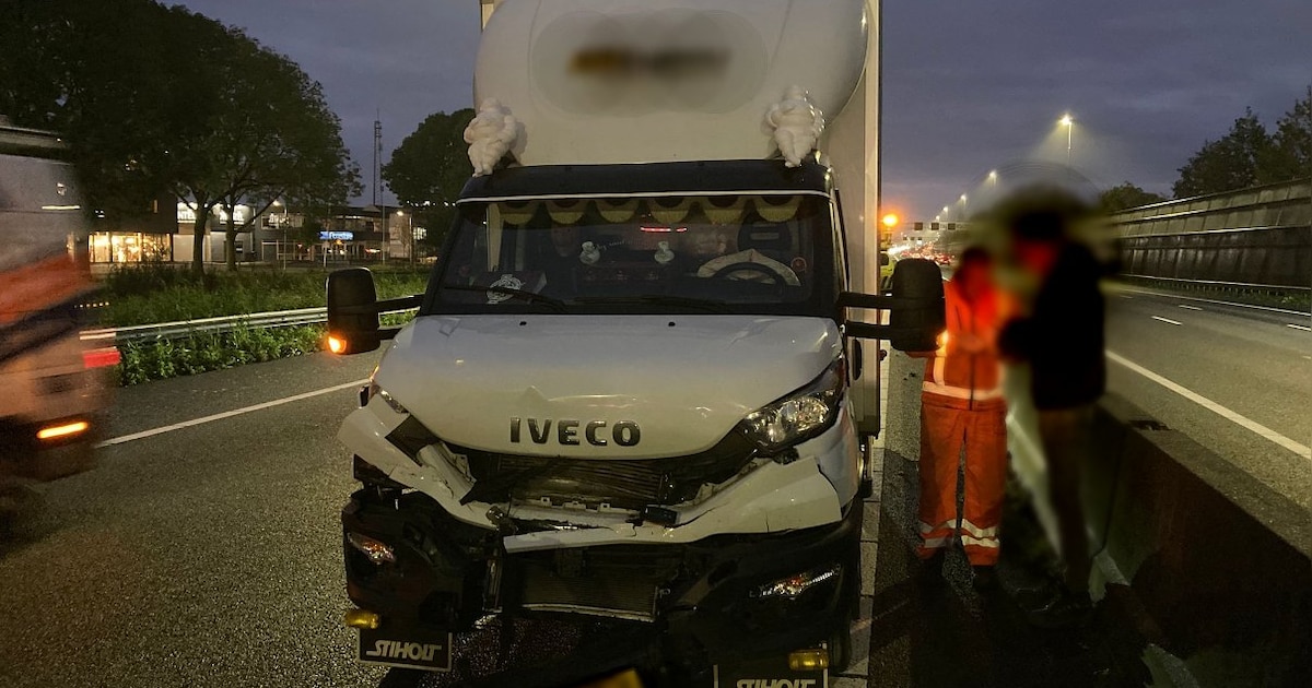 Ruim een uur vertraging op A15 richting Rotterdam door ongeluk bij Sliedrecht | Dordrecht | AD.nl