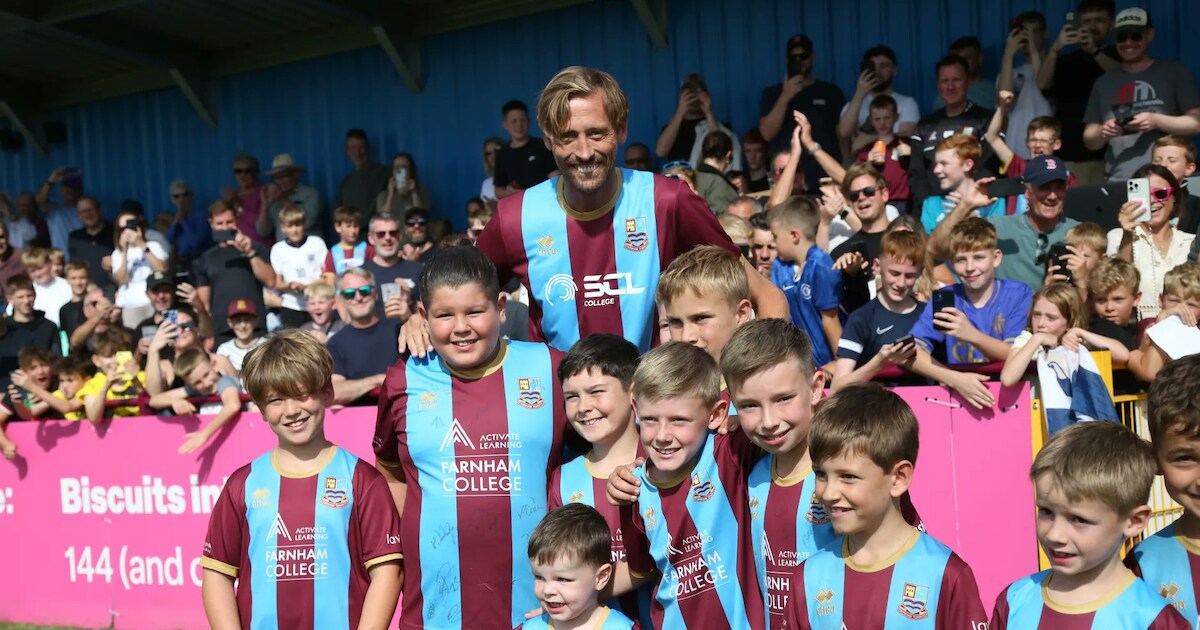 Peter Crouch (2,01 meter) verliest weddenschap en moet met piepjonge ...