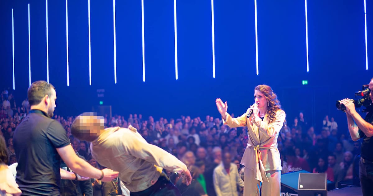 Heftige emoties, huilende kinderen en kots-emmertjes: een avond ...