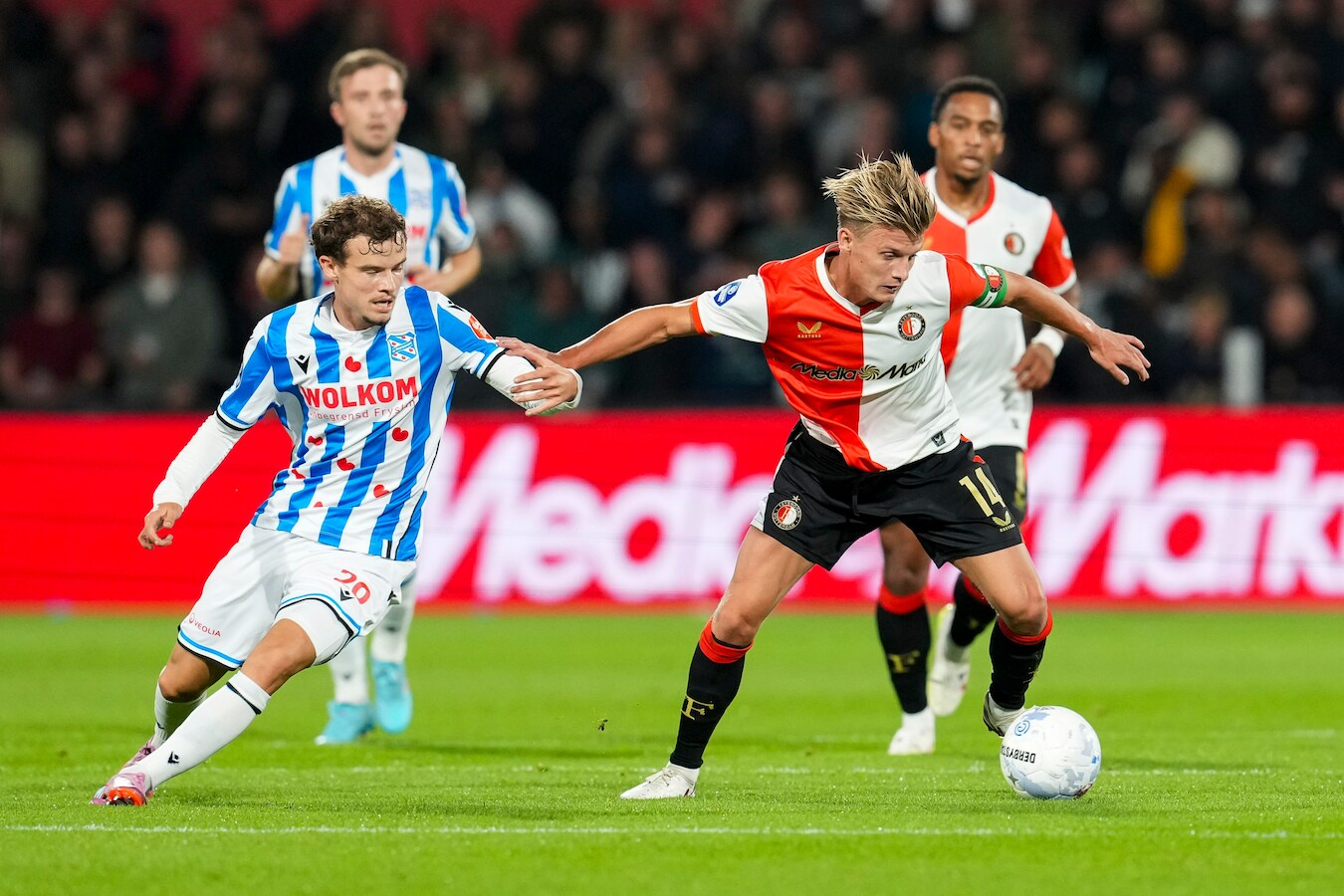 Anis Hadj Moussa held en schlemiel in de Kuip bij moeizame zege Feyenoord op Heerenveen | Foto ...