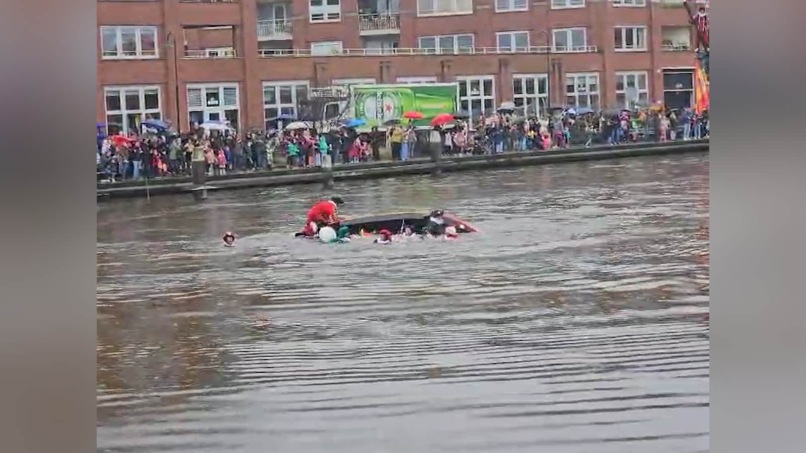 Intocht gaat viral: Pieten kopje onder door zinkende boot, beelden ...