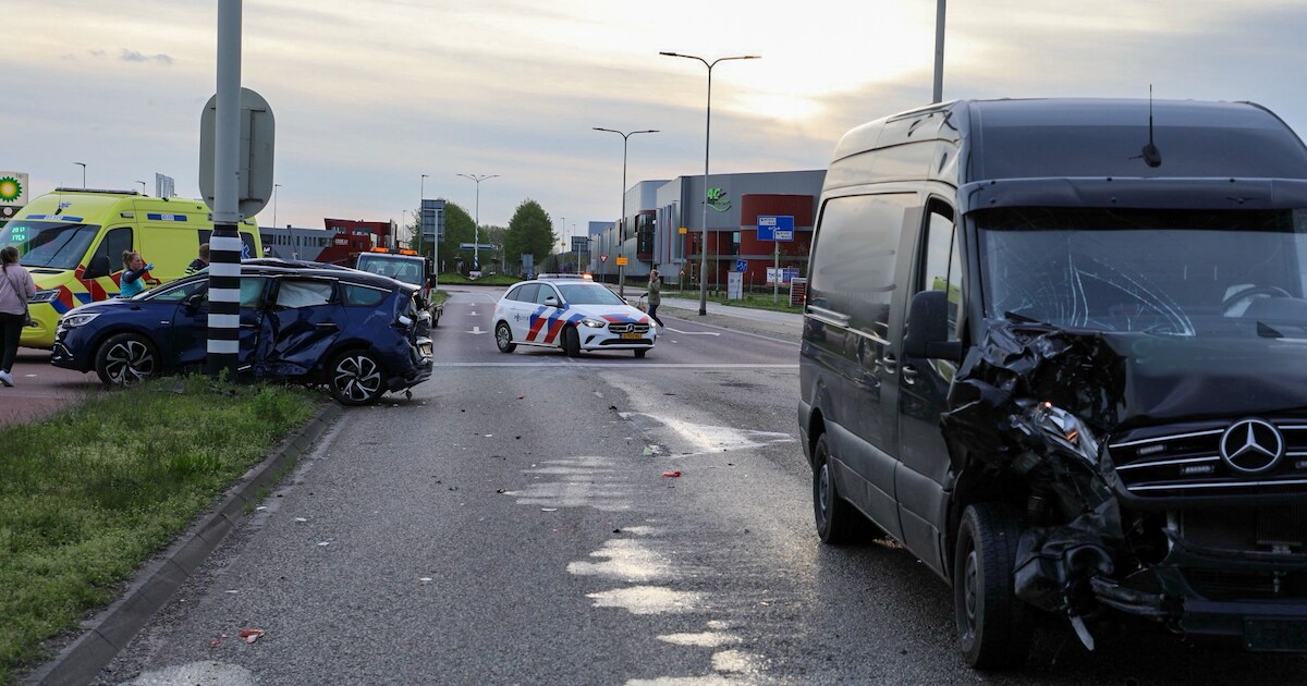 Zware aanrijding tussen bestelbus en auto met meerdere kinderen: één gewonde en een aanhouding ...