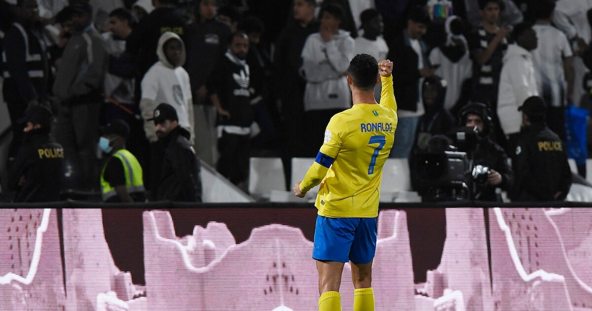 Cristiano Ronaldo zorgt voor ophef met obsceen gebaar richting fans na scanderen van naam Messi ...