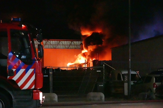 Monteur (20) loopt brandwonden op bij grote brand in loods van ...