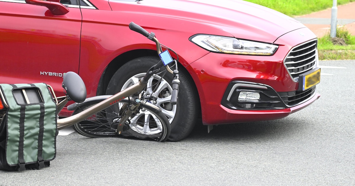Auto rijdt over fiets heen na botsing in Delfzijl | 112 nieuws ...