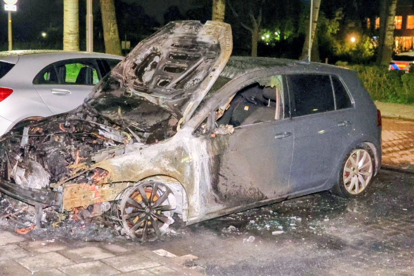 Geparkeerde auto gaat in vlammen op tijdens nachtelijke brand in ...
