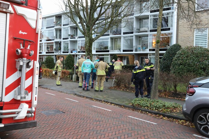 Politie onderzoekt auto die al dagen zonder kentekenplaat in Baarnse garage staat op explosieven ...