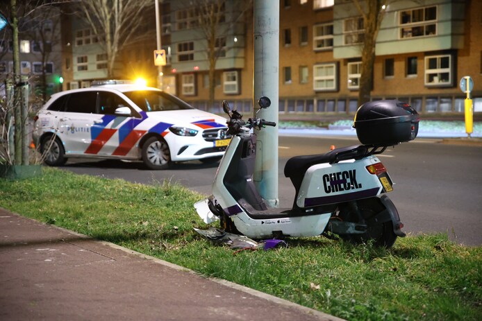 Dronken man op deelscooter klapt tegen stilstaande auto en wordt ...
