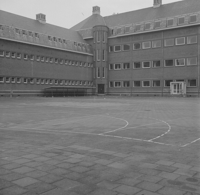 Gerda was met haar bril en beugel het ideale pispaaltje op deze school ...