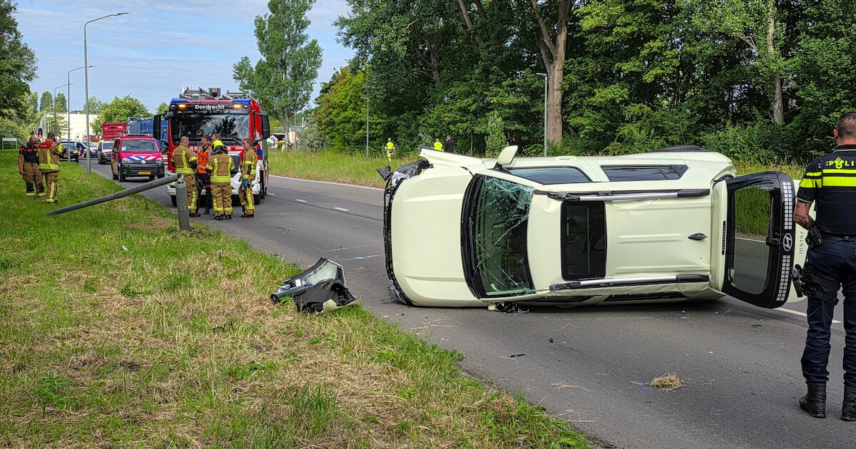 Auto belandt op zijkant bij eenzijdig ongeluk in Dordrecht | 112 nieuws ...