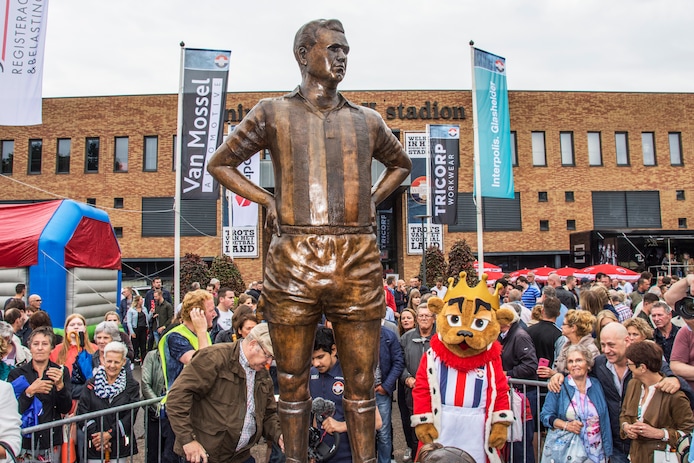 Wéér een botsing: standbeeld van Willem II-icoon voor de derde keer ...