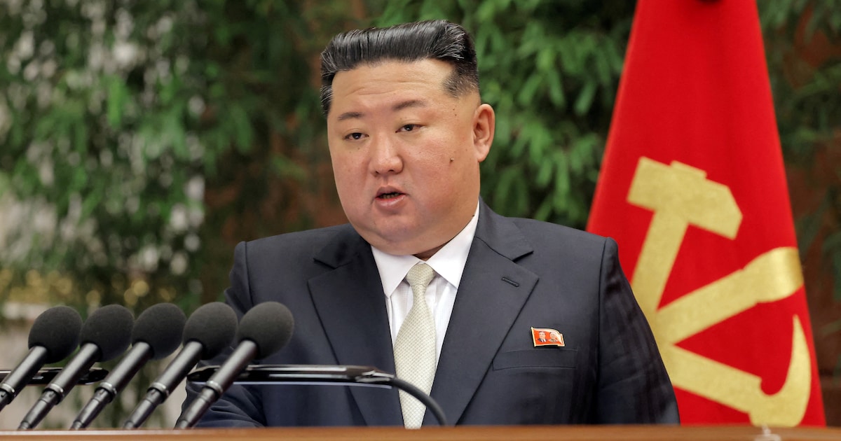 Kim Jong-un eert Koreaanse soldaten die zichzelf opblazen in Oekraïne ...