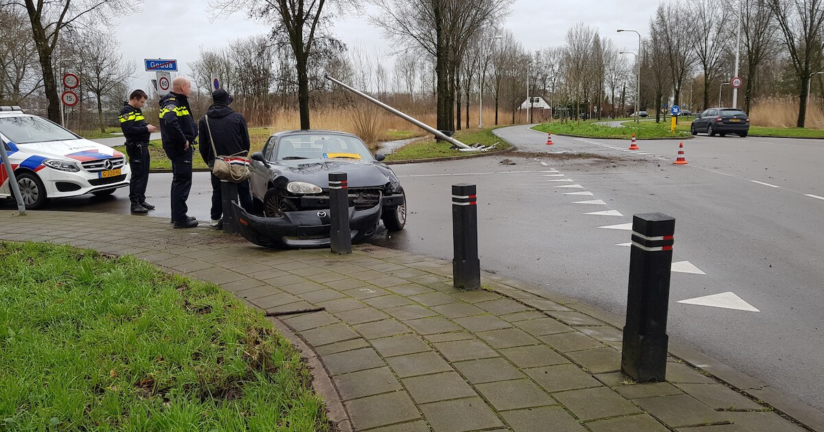 Automobilist ramt lantaarnpaal aan Goudse Houtsingel | Gouda | AD.nl