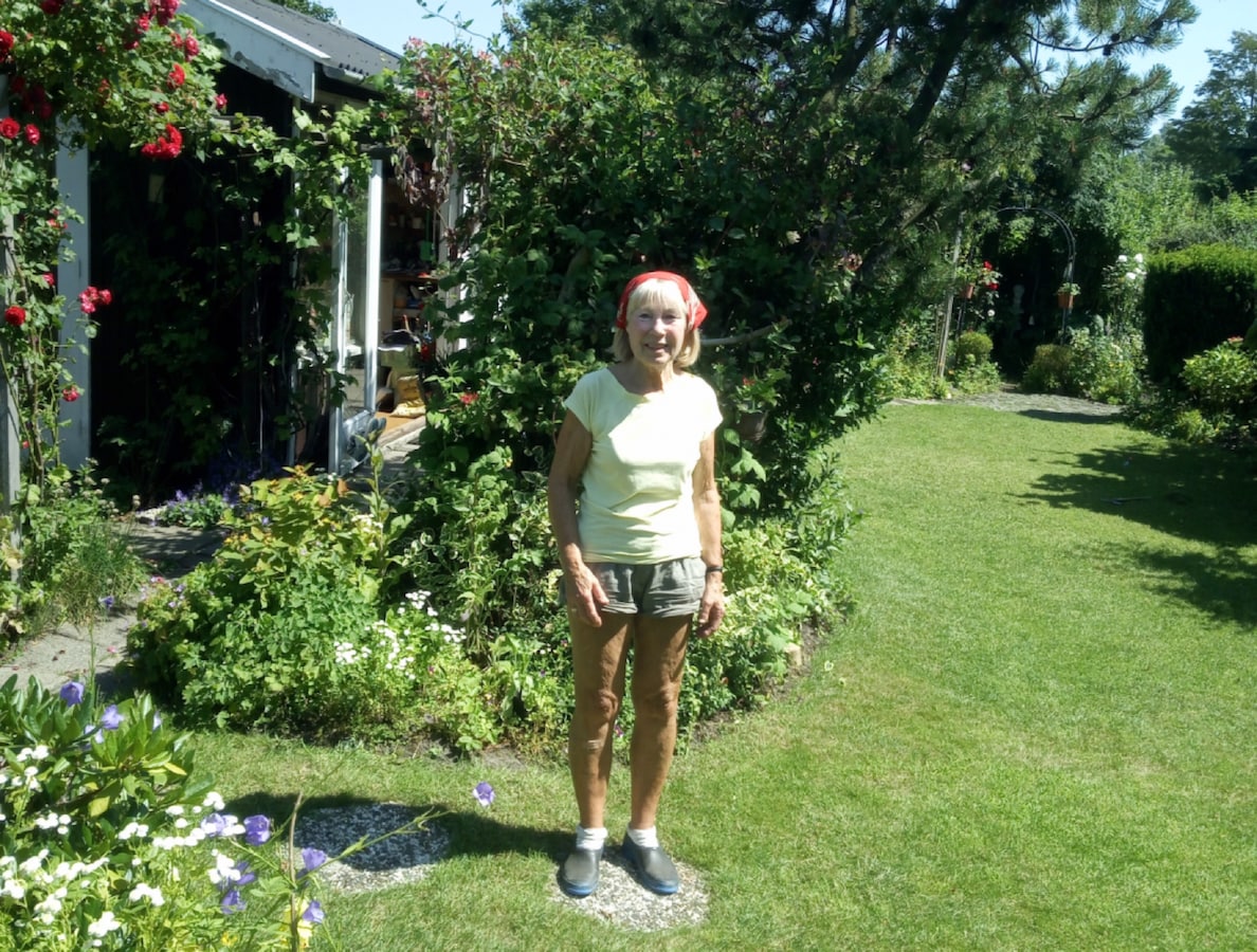Voor Henny bestaat zoiets als te veel tuin niet. Ze heeft er niet één ...