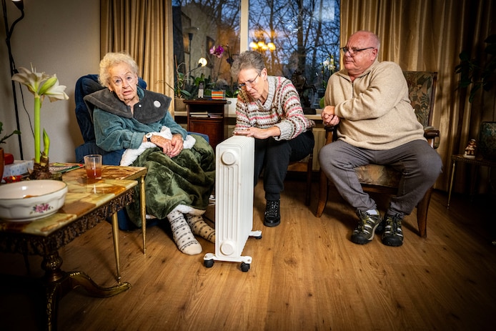 93-jarige Jopie heeft alleen een radiatorkacheltje om haar warm te ...