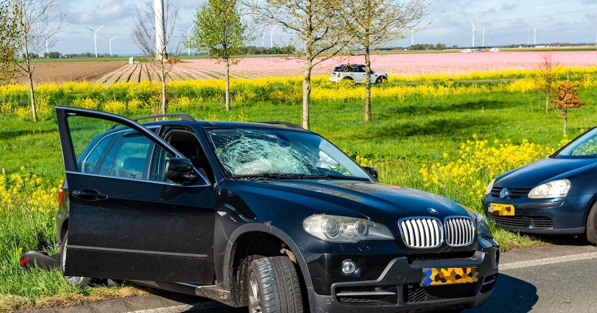 Botsing bij Zeewolde: twee auto’s zwaar beschadigd de weg af | Zeewolde | AD.nl
