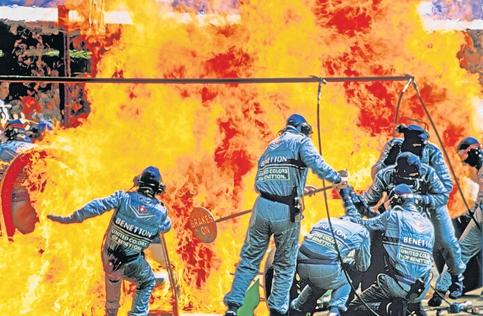 Jos Verstappen omringd door vlammen en opzettelijke crash: Alpine ...