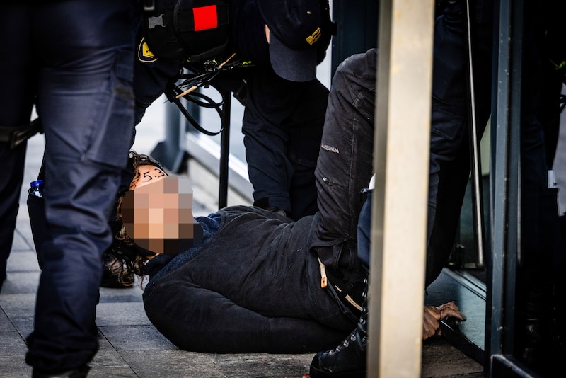 Politie beëindigt bezetting hoofdkantoor Fokker: 29 activisten met ...