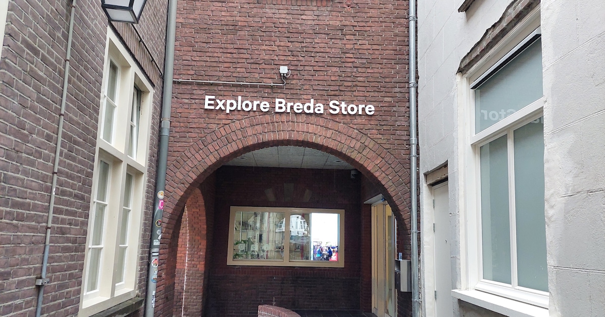 Winkel in Breda hangt letters op aan monument: 'Een burger krijgt ...