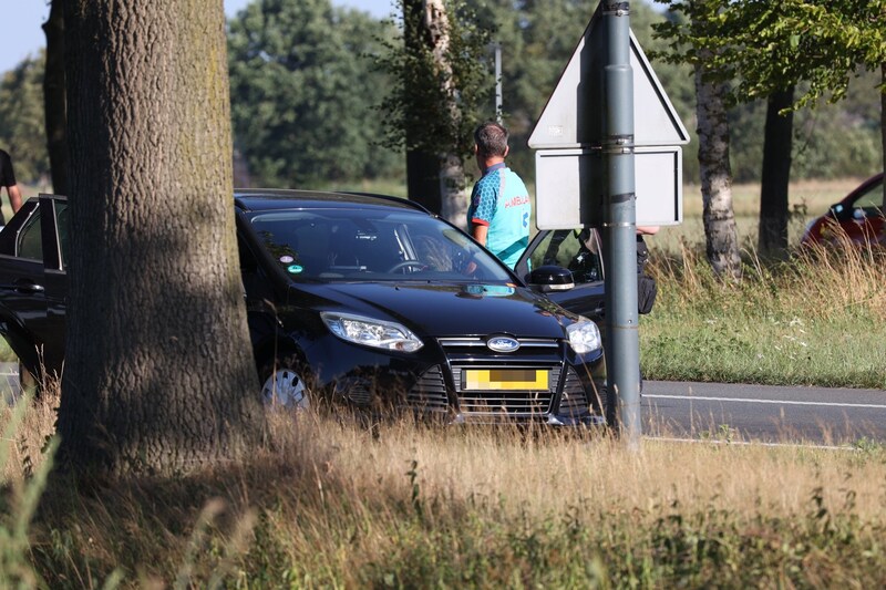Twee auto’s botsen op elkaar in Volkel: inzittenden nagekeken in ...