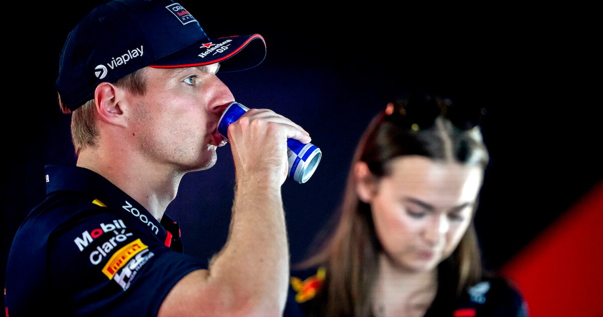 Als Max Verstappen in Monza de vraag krijgt of hij zich al zorgen maakt, pakt hij zijn moment ...