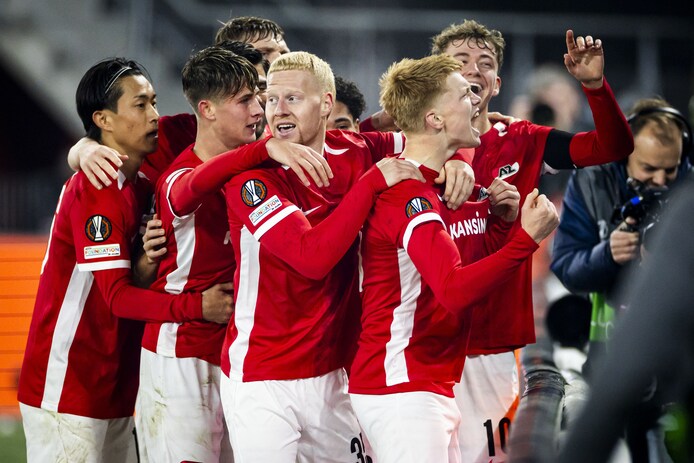 Piepjong AZ swingt na rust voorbij Fenerbahçe, talent Kees Smit pakt ...