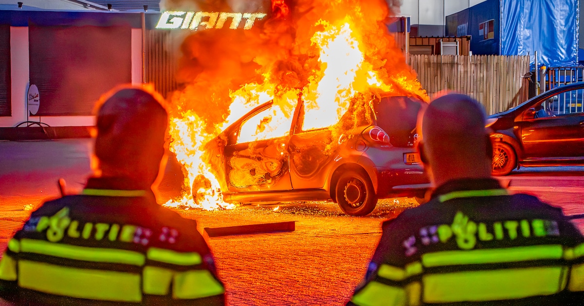Metershoge vlammen slaan uit auto bij brand in Wijchen | Regio | AD.nl