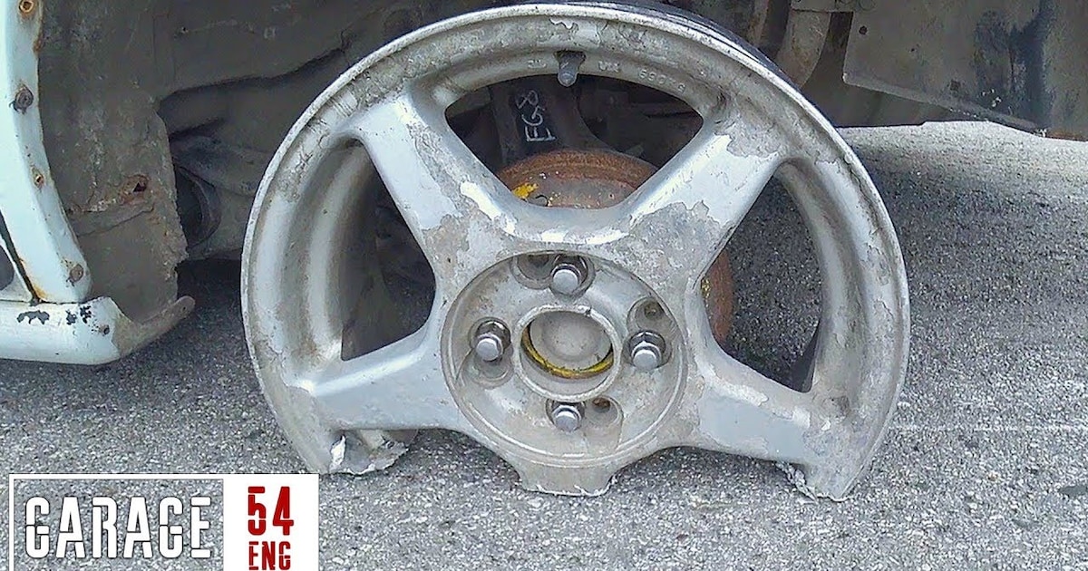 Dit gebeurt er wanneer je doorrijdt met aangetrokken handrem | Auto | AD.nl