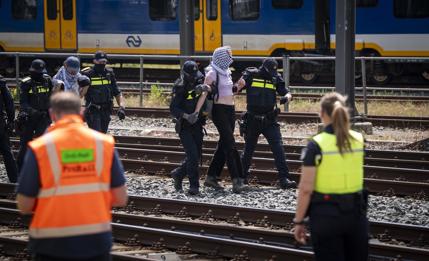 NS wil schade spoorblokkade Utrecht Centraal verhalen op demonstranten ...
