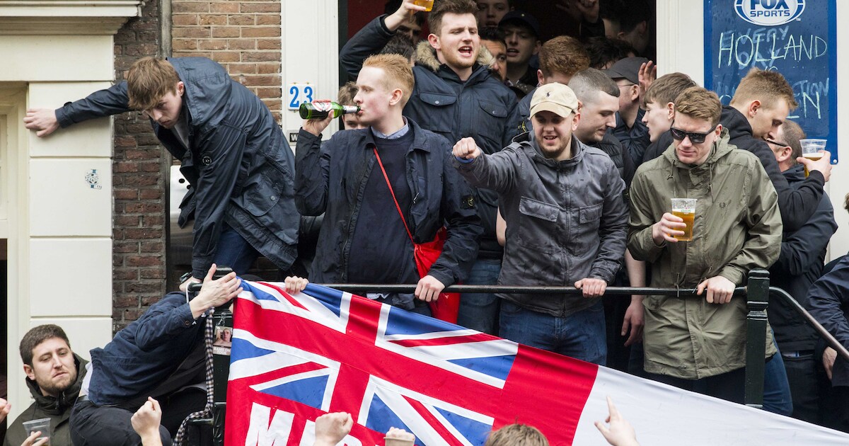 Engelse supporters zorgen voor onrust op de Wallen | Sport | AD.nl