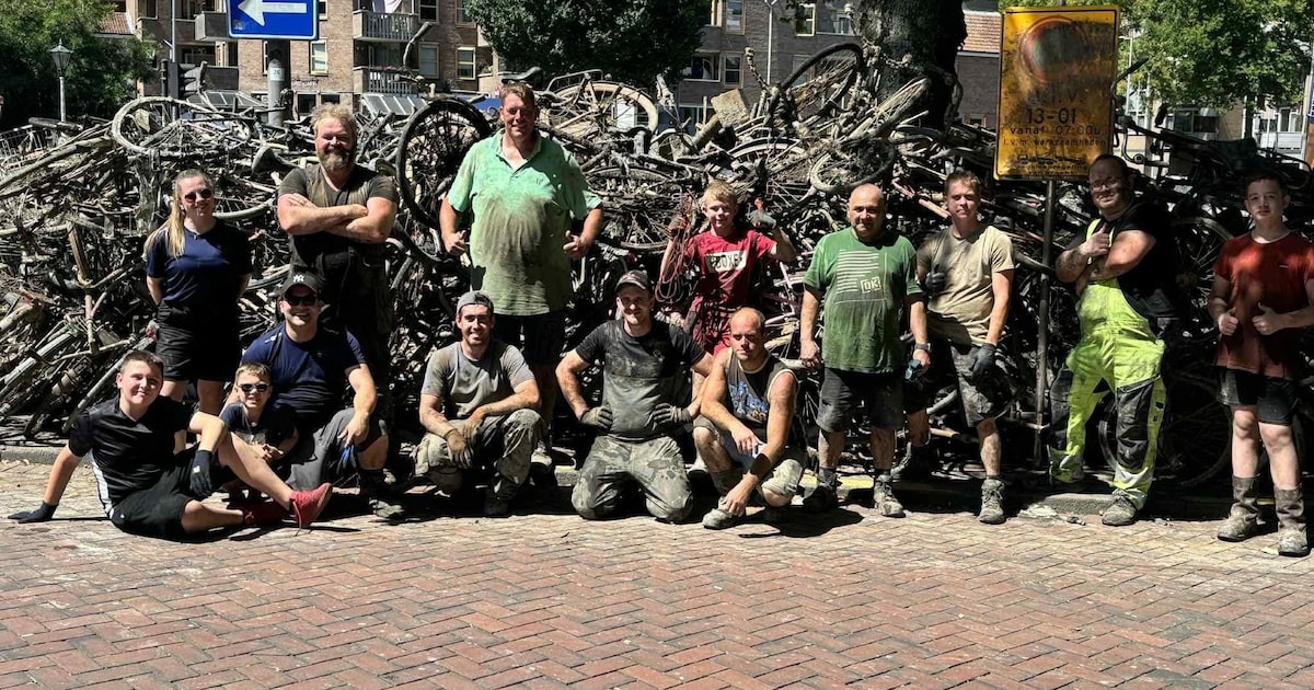 Magneetvisser Jan en zijn team halen record in Rotterdam met 156 opgeviste fietsen, toch is hij ...