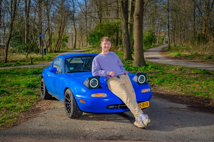 Cas (21) rijdt met een permanente grijns op zijn gezicht in cabrio van ...