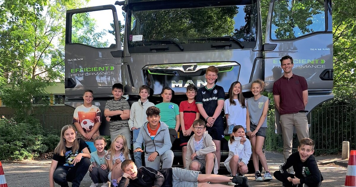 Vrachtwagenchauffeur geeft les: kinderen in Spijkenisse leren over de ...