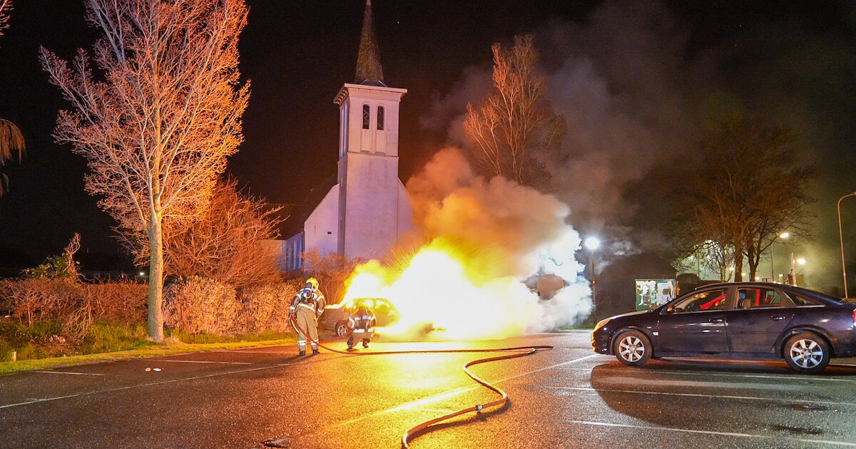 Twee auto's uitgebrand naast kerk in Hauwert | Regio | AD.nl