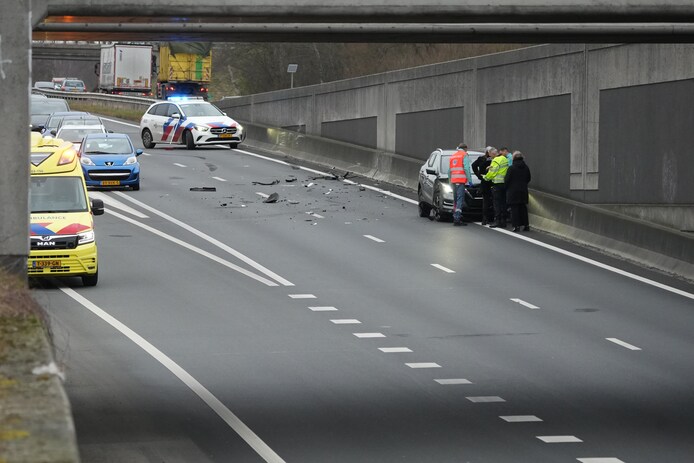 Botsing met twee auto’s zorgt voor fikse file op A32 bij Meppel | Meppel | AD.nl