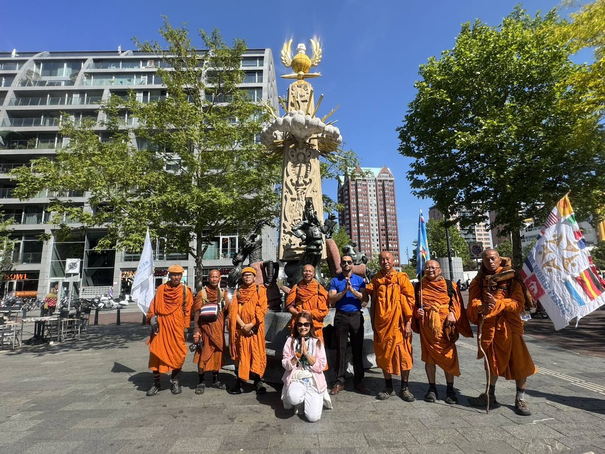 Boeddhistische monniken verblijven op Rotterdamse camping tijdens Walk ...
