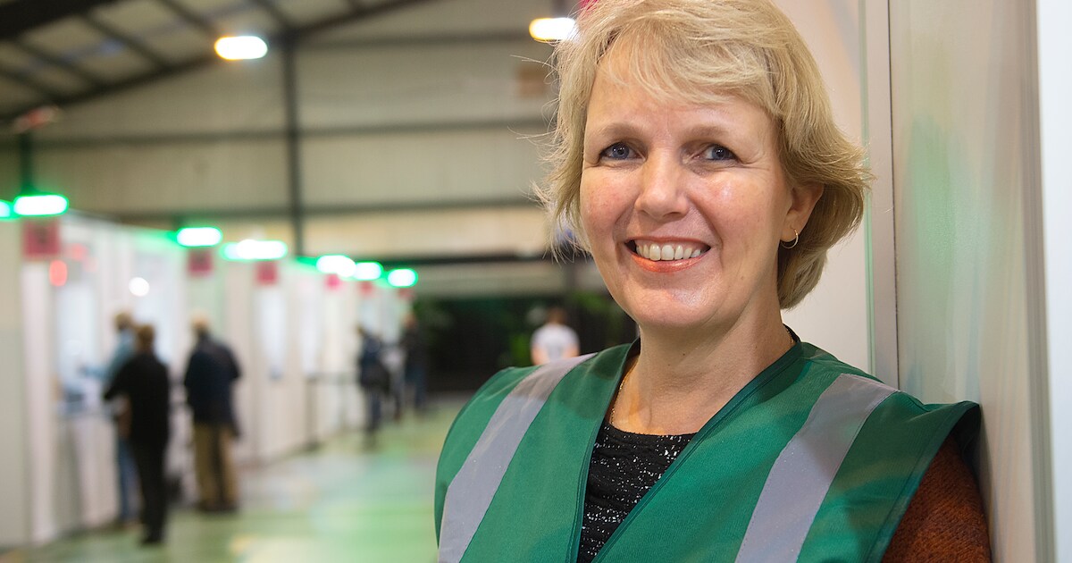 Sylvia (70) na pensioen aan de slag om boosterprikken te zetten: ‘Een ...