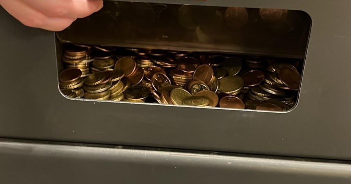 Geldautomaat strooit met muntgeld, maar voorbijgangers blijven ...