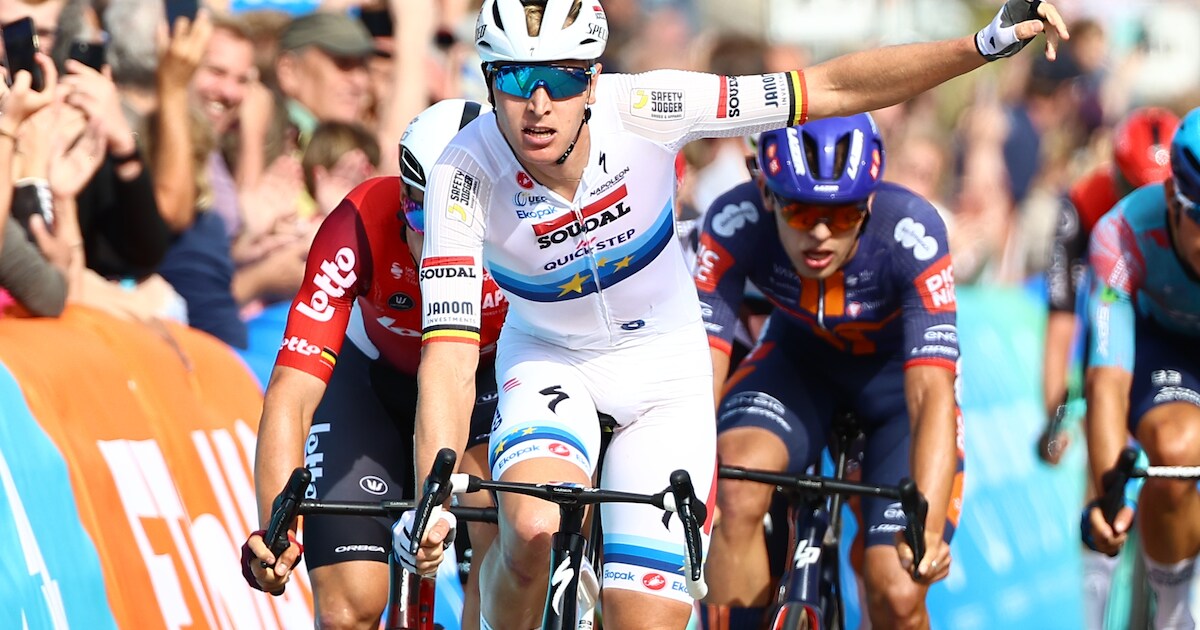 Tim Merlier sprint met overmacht naar winst in eerste etappe Renewi ...