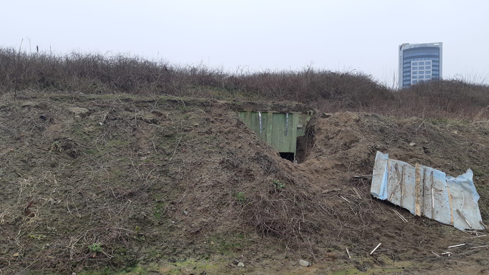 Verstopte container tussen Betuwelijn en A15, vermoedelijk ...
