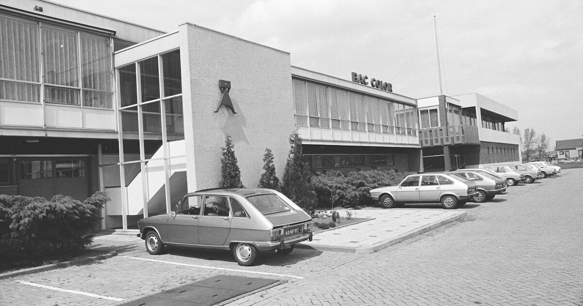Twee versleten Renaults van Bac Color | Regio | AD.nl