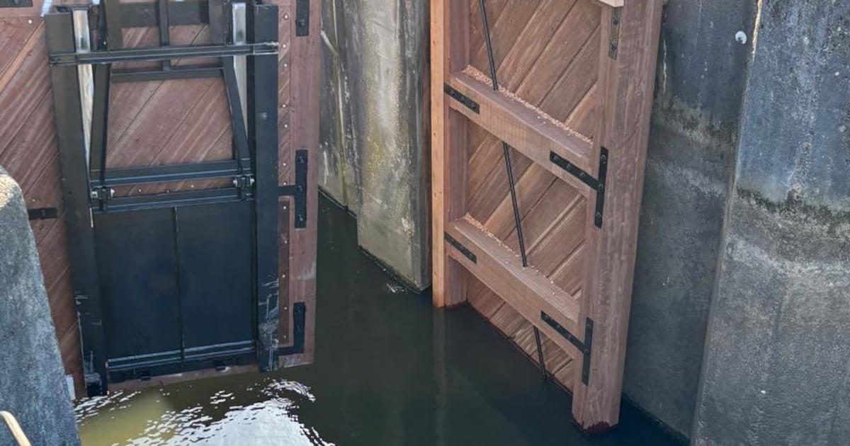 Sluis Den Ham in Boskoop tijdelijk weer open | Alphen aan den Rijn | AD.nl