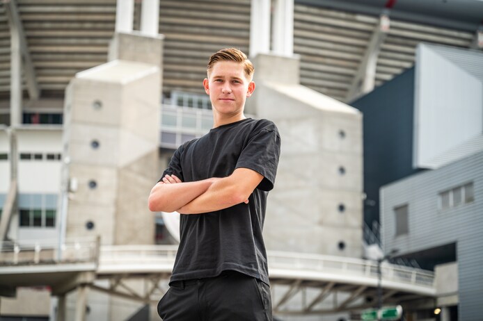 Verzoeken van profvoetballers stromen plots binnen bij Mark (19): ‘Het ...